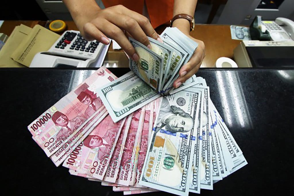 Ramai-ramai Nabung Valas saat Rupiah Diprediksi Rp20.000 per US$