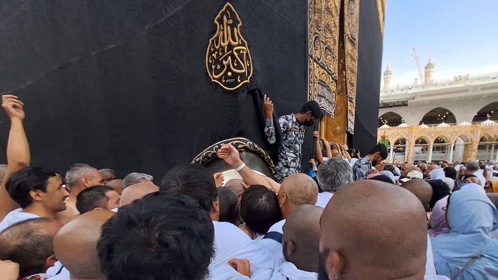 Cara Berdoa di Multazam dan Apa Saja Keutamaannya?