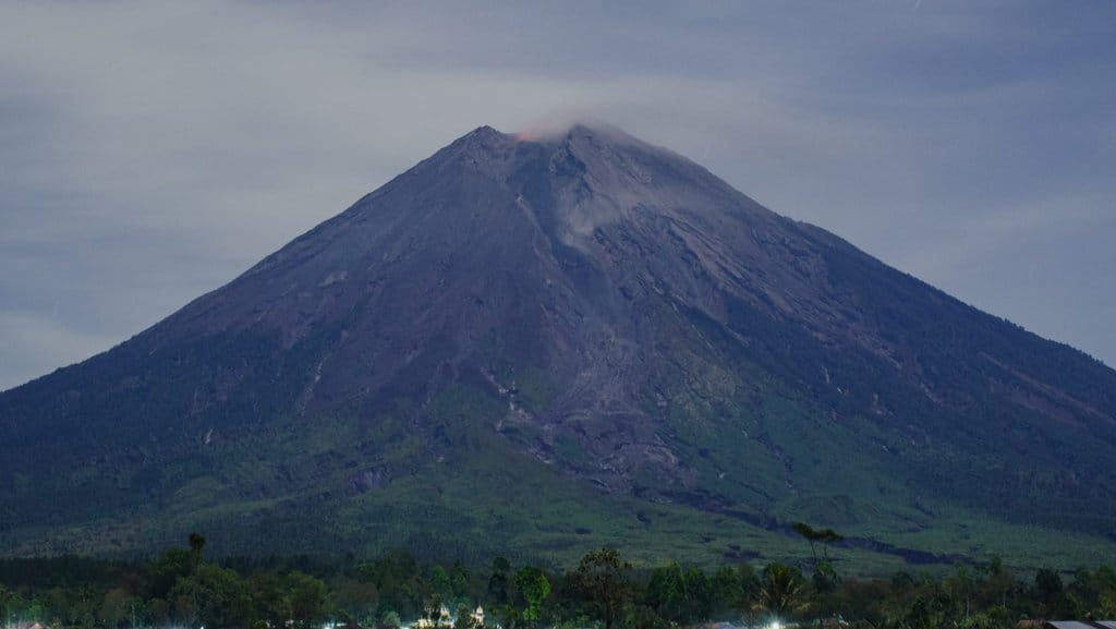 Gunung Semeru Meletus Lagi Hari Ini, Status, & Dampak Erupsi