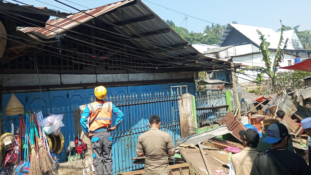 Satpol PP Bongkar 130 Lapak PKL di Pasar Cisarua Puncak Bogor
