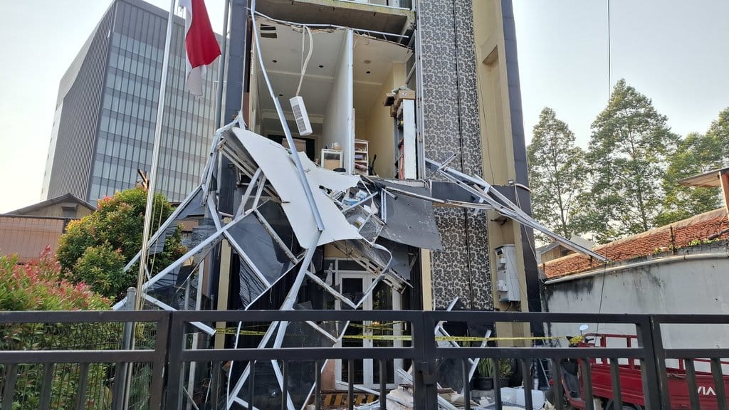 Gedung Farmasi di Tangsel Porak-poranda usai Alami Ledakan