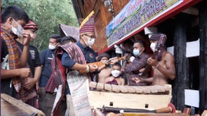 Sandiaga Memberikan alat Pertukangan di Desa Wisata Tipang