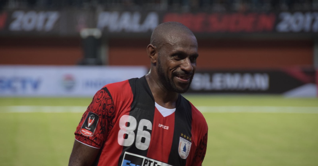 Boaz Solossa Cetak Gol Pertama di Gojek Liga 1 2018