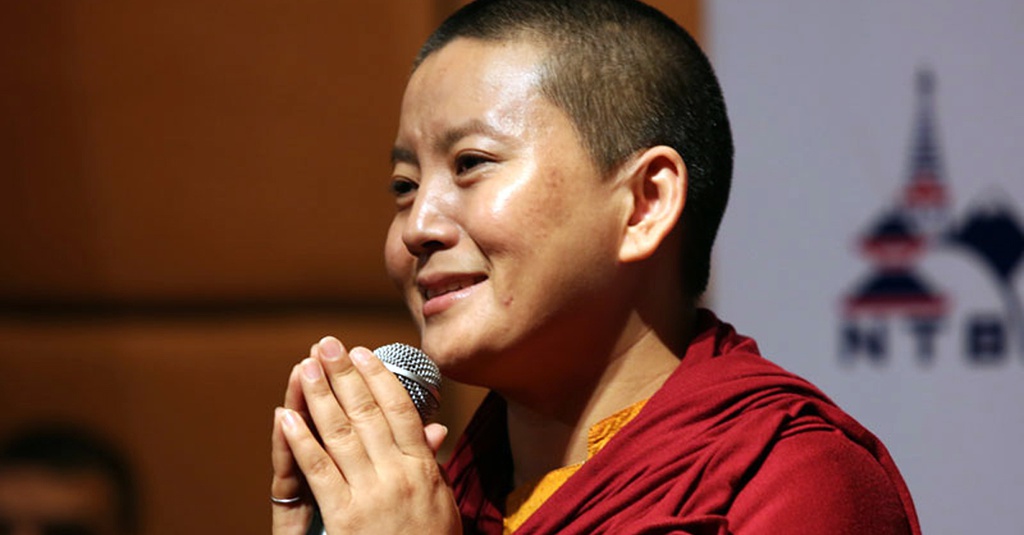 Ani Choying Drolma, Menjadi Penyanyi Sekaligus Biksuni