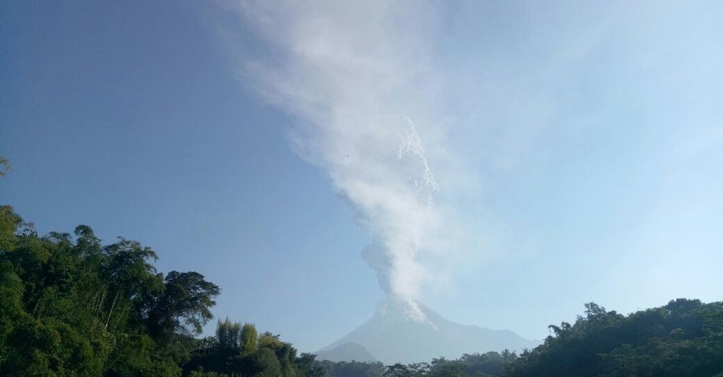 Gunung Merapi Meletus Freatik, Desa Kaliurang Magelang Hujan Abu