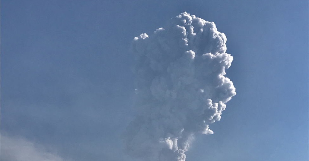 Gunung Merapi Meletus, Ratusan Penambang Turun dari Lereng