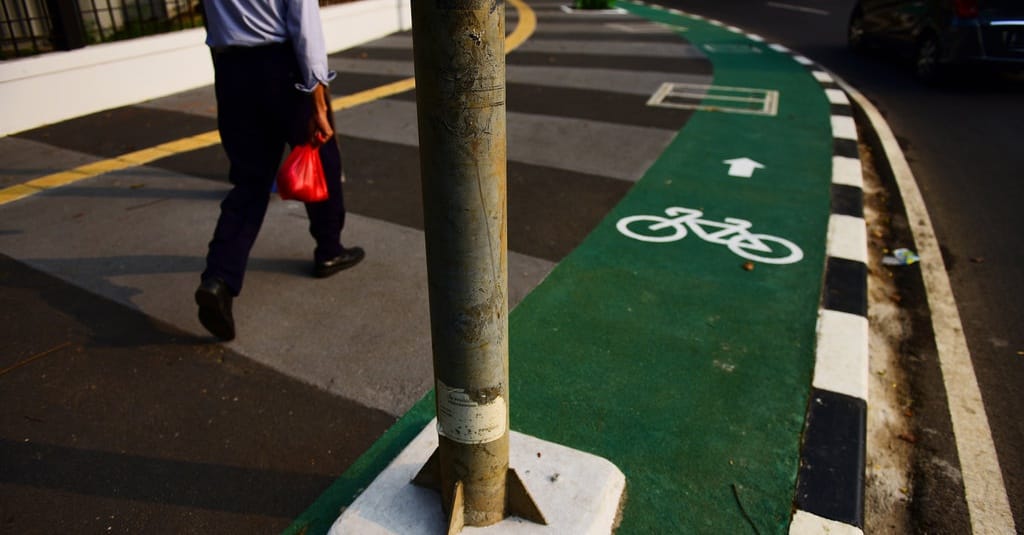 Jalur Sepeda Terhalang Tiang di Pedestrian GBK