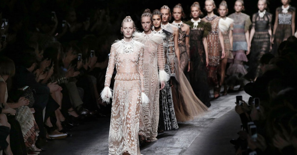 Valentino, Label yang Memikat Sosialita dari Jackie O Hingga Maia