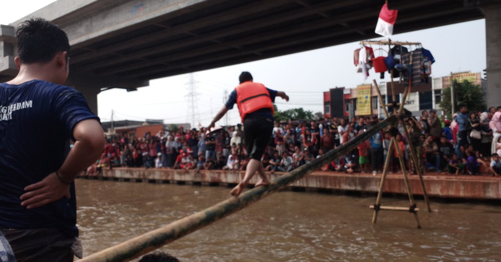 Panjat Pinang di Saluran Kalimalang Saat Perayaan Hari Kemerdekaan