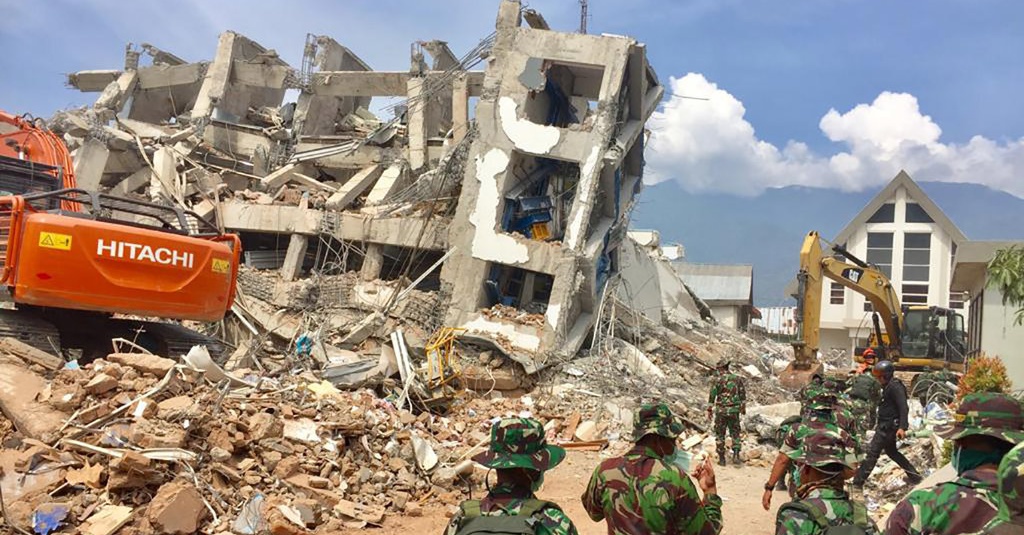 Gempa Palu: 200 TNI Bantu Pencarian Korban di Hotel Roa Roa Gempa Palu: 200 TNI Bantu Pencarian Korban di Hotel Roa Roa