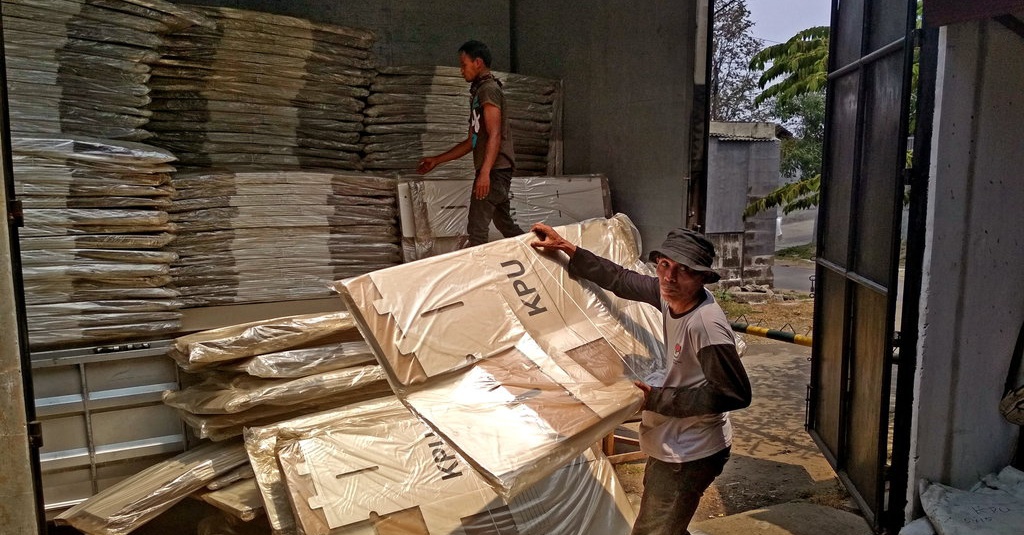 Kotak Karton Basah Karena Banjir, KPU: Aluminium Juga Bisa Rusak