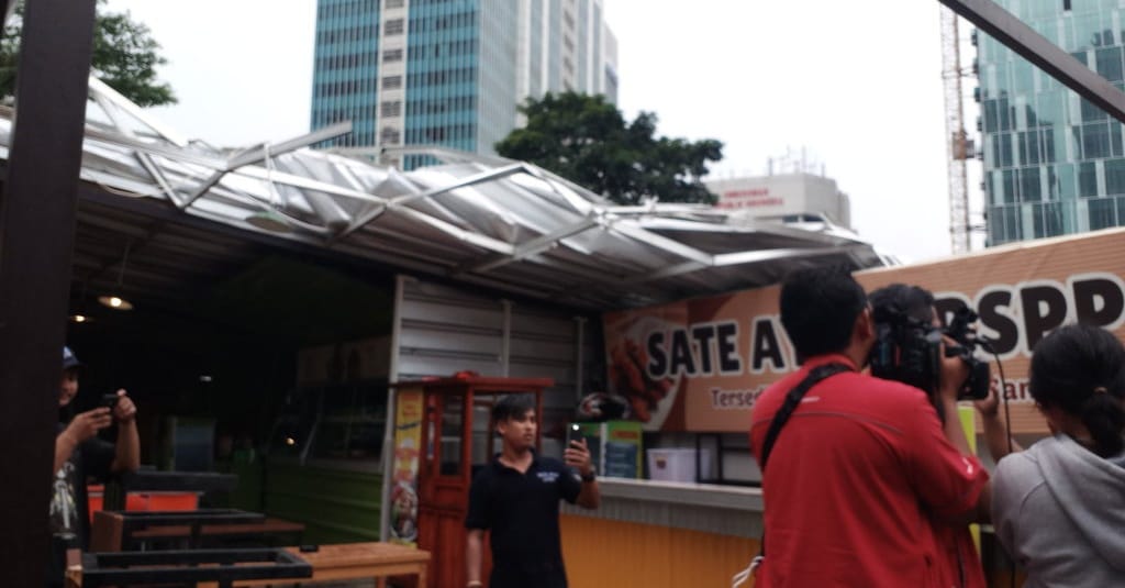 Angin Kencang Sebabkan Atap Food Court di Kuningan Rusak Parah