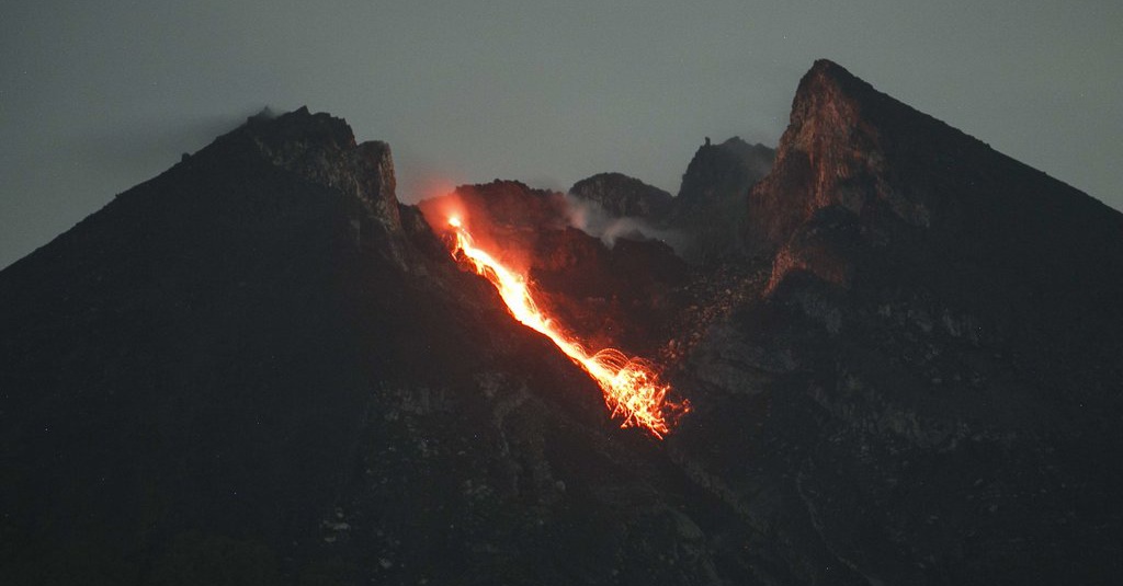 Status Terkini Gunung Merapi Usai Keluarkan Lava Pijar & Hujan Abu