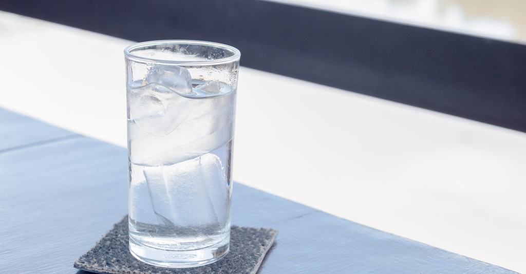Manfaat dan Risiko Minum Air Dingin Bagi Kesehatan Manfaat dan Risiko Minum Air Dingin Bagi Kesehatan