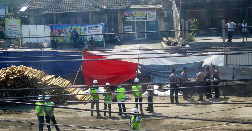 Truk & Mobil Terperosok di Galian Proyek Underpass Kentungan Yogya