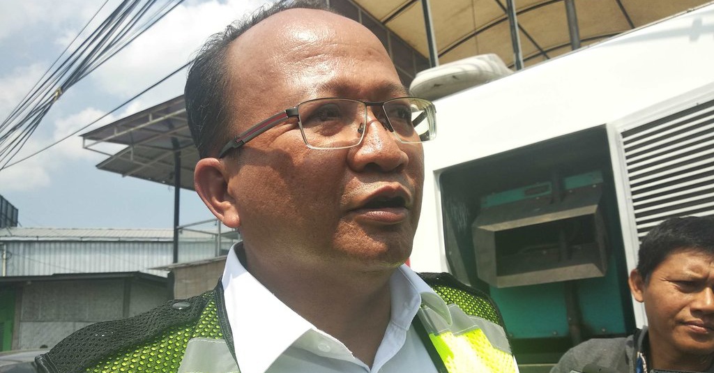 Dua Kendaraan Terperosok di Galian Proyek Kentungan karena Overload