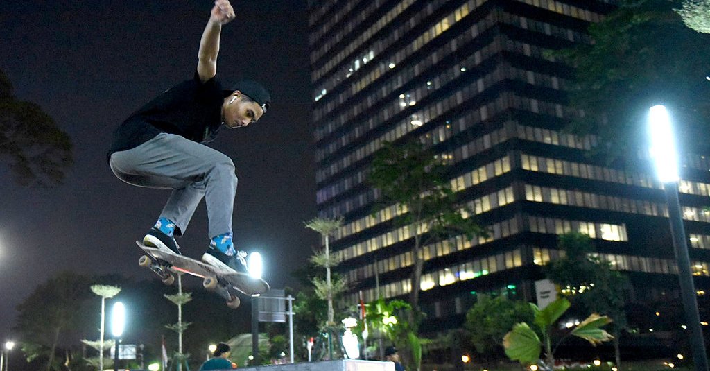 Bermain Skateboard di Skate Park Dukuh Atas