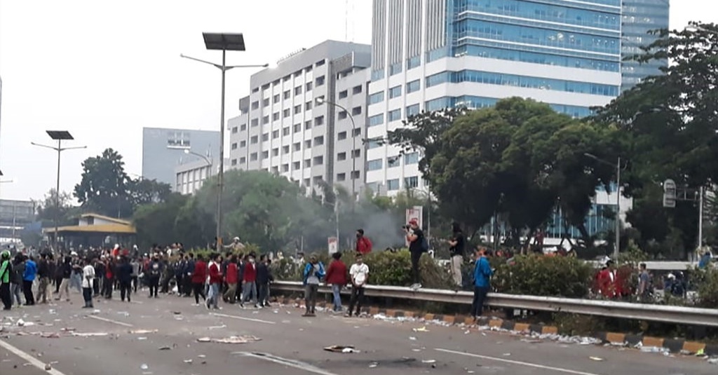 Lanjutkan Demo DPR, Mahasiswa UNJ Bertahan di Persimpangan Slipi