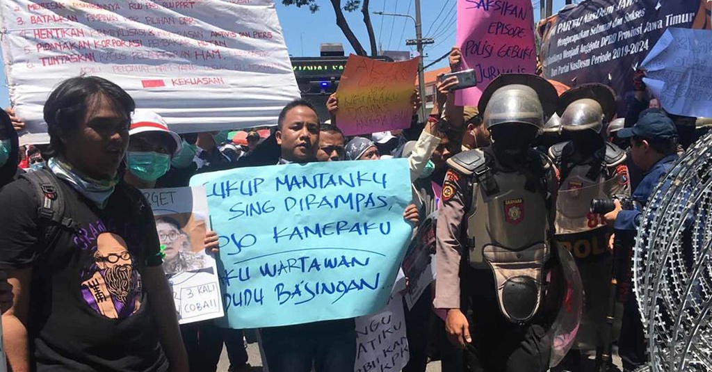 Demo Surabaya Hari Ini: Jurnalis Bawa Poster Sindir Polisi