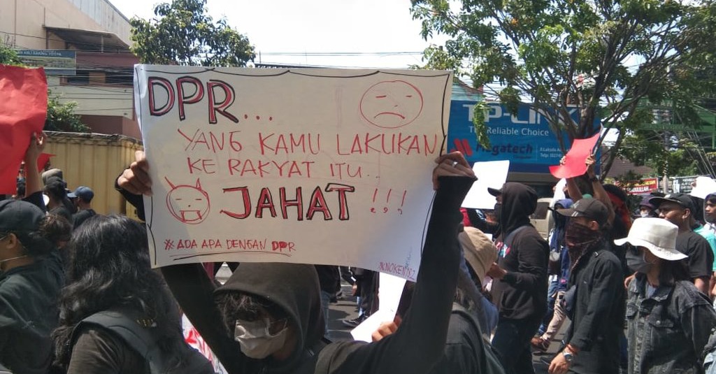 Aksi Gejayan Memanggil 2 Nyanyikan Gugur Bunga untuk Korban Demo