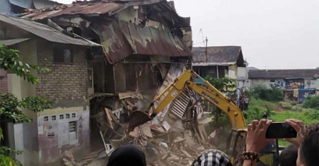 Satpol PP Gusur Paksa Rumah Warga di Tamansari Bandung