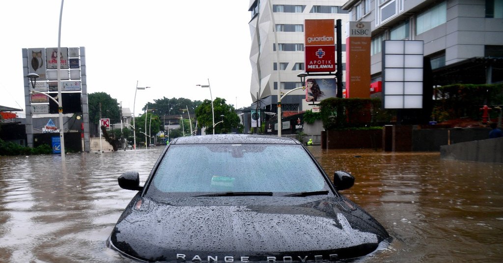 3 Hal yang Harus Dilakukan Saat Mobil Matic Terendam Banjir