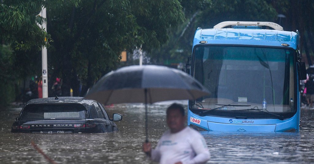 Mobil Terendam Banjir: Penanganan Mesin Mati dan Tak Bisa Distarter