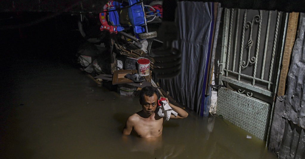 PLN Nyalakan 3806 Gardu Listrik Terdampak Banjir Jabodetabek-Banten PLN Nyalakan 3806 Gardu Listrik Terdampak Banjir Jabodetabek-Banten