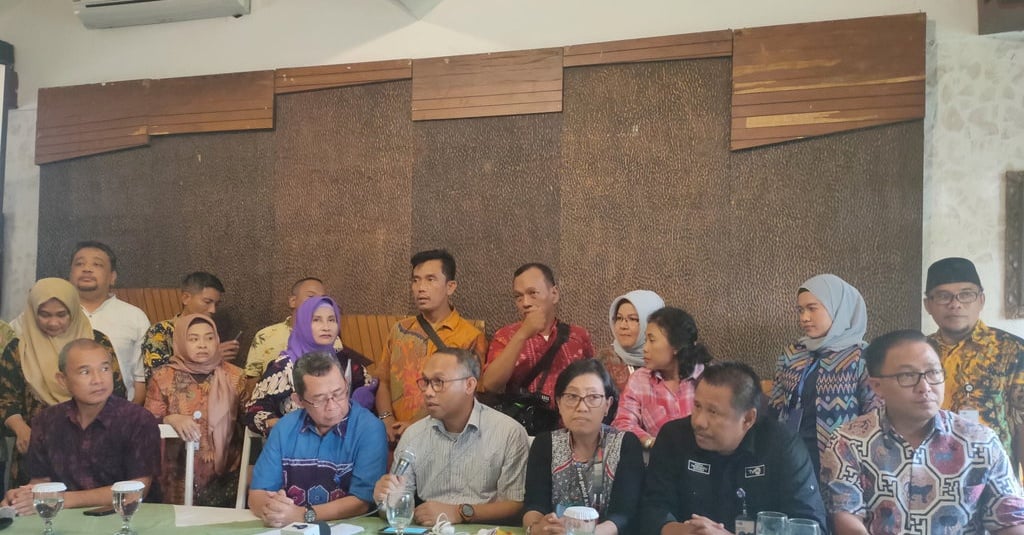 Karyawan Segel Ruang Dewas TVRI karena Helmy Yahya Dipecat Karyawan Segel Ruang Dewas TVRI karena Helmy Yahya Dipecat