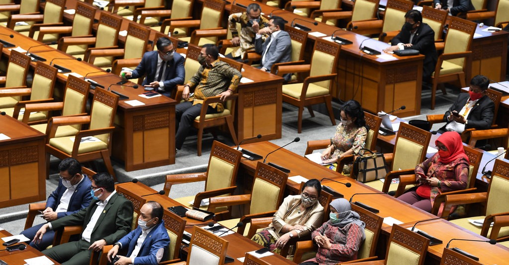 RUU Ketahanan Keluarga: Pasal Bermasalah, Mendiskreditkan RUU PKS RUU Ketahanan Keluarga: Pasal Bermasalah, Mendiskreditkan RUU PKS