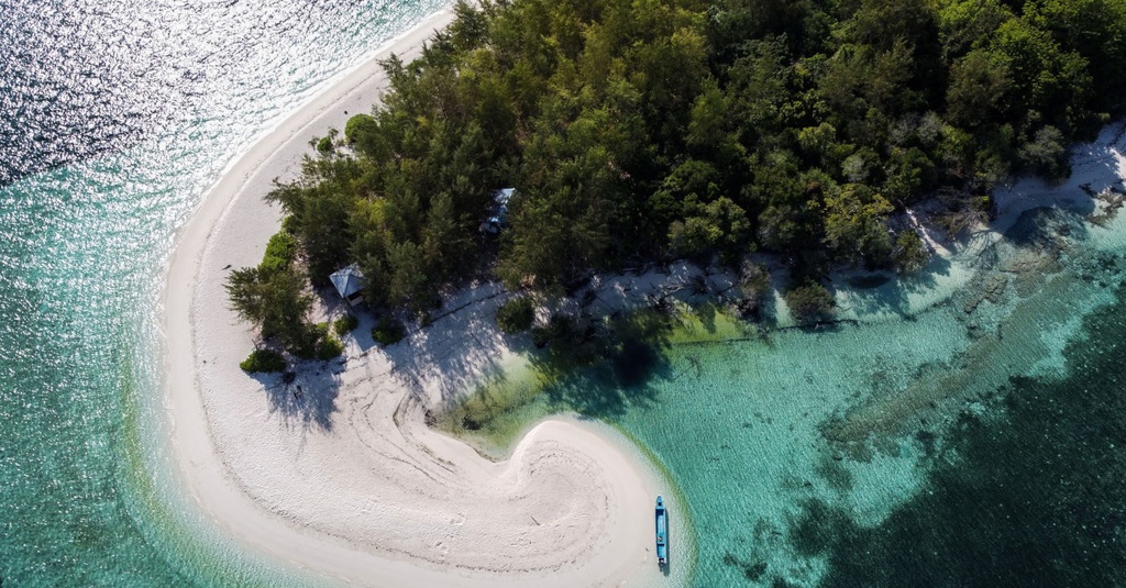 Kondisi Geografis Kepulauan Maluku Berdasarkan Peta Daratan & Laut