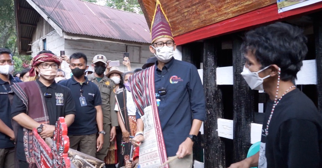 Sandiaga Memberikan alat Pertukangan di Desa Wisata Tipang