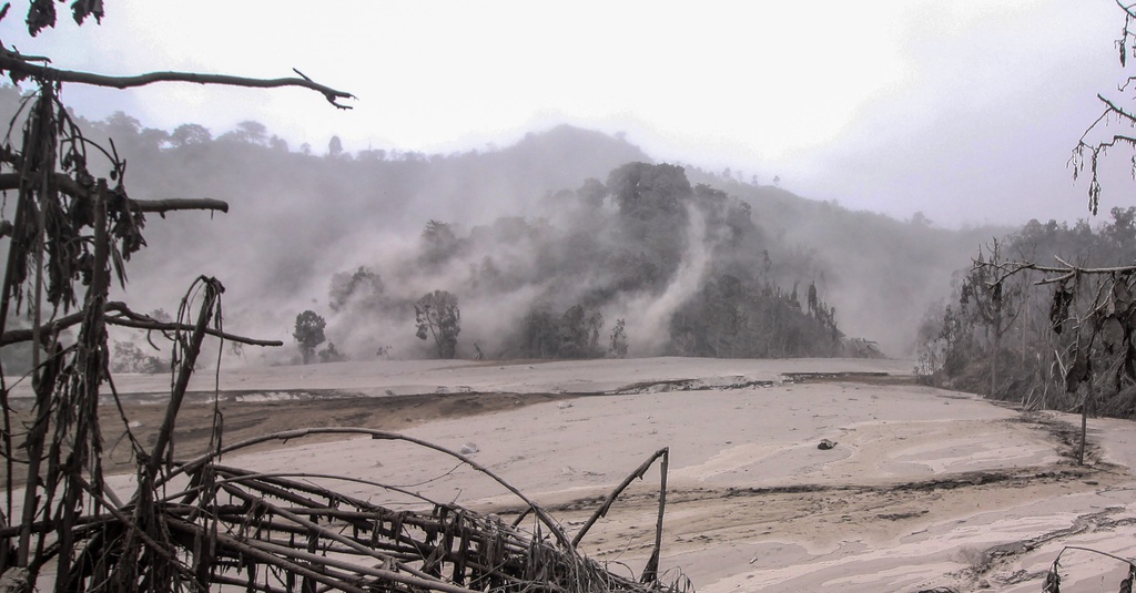 Penanganan Erupsi Gunung Semeru, Polri Kerahkan Brimob & DVI Penanganan Erupsi Gunung Semeru, Polri Kerahkan Brimob & DVI