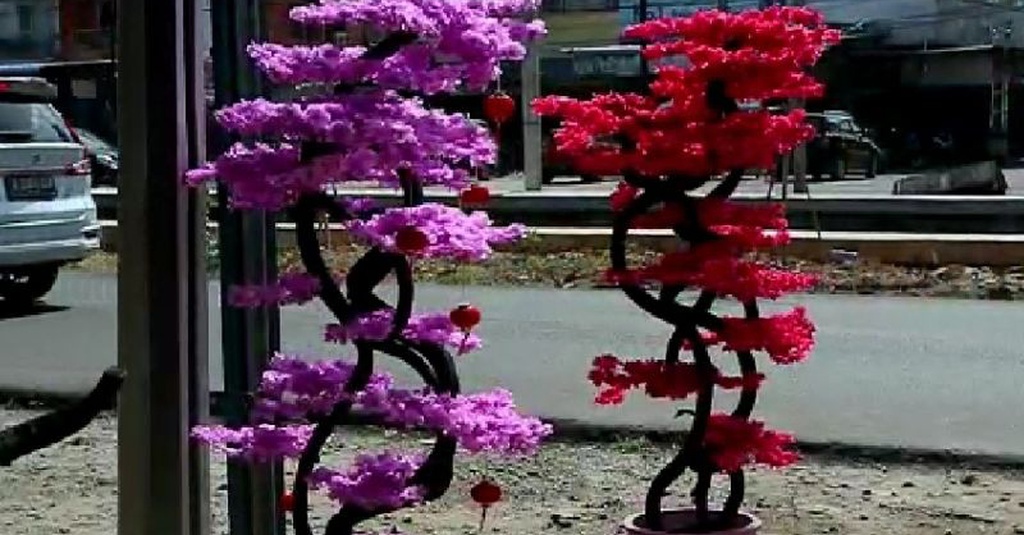 Jelang Imlek, Perajin Bunga Sakura atau Mei Hwa Banjir Pesanan