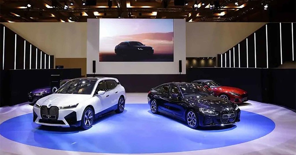 Harga dan Spesifikasi Mobil Listrik BMW i4 2022