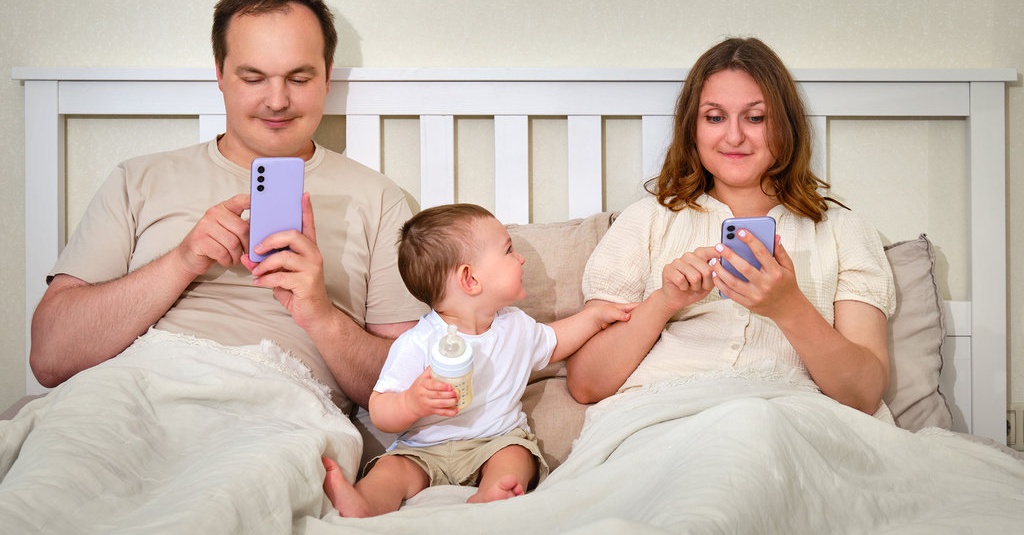 6 Cara Menghindari Distracted Parenting dan Bahayanya Bagi Anak