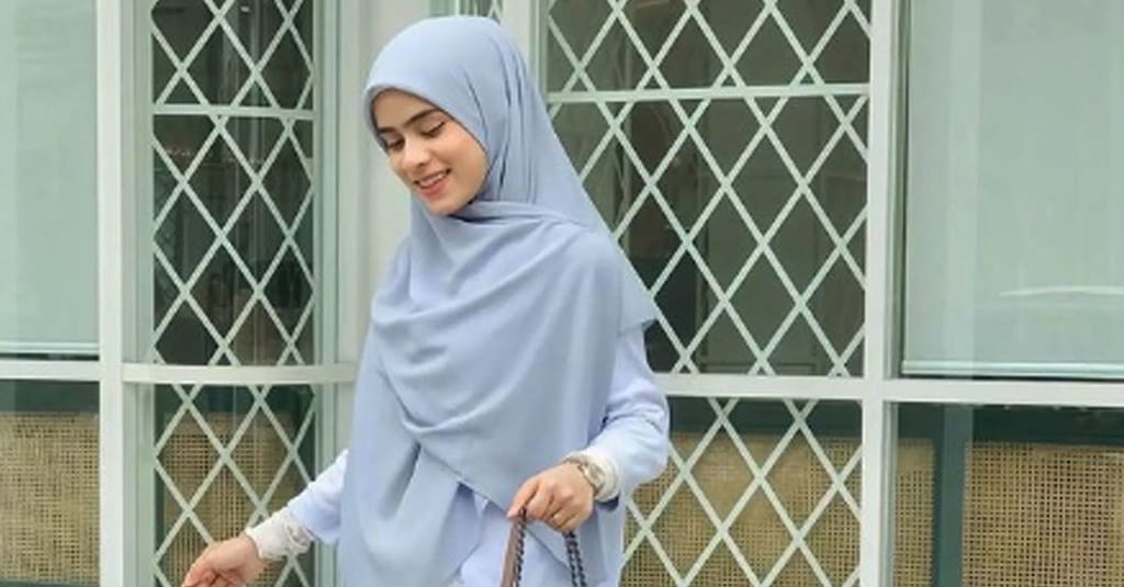 4 Tutorial Hijab Segi Empat untuk Lebaran Idul Fitri 2023