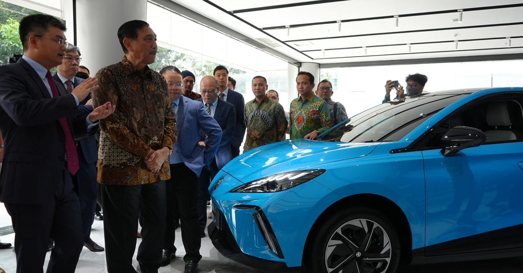 Sambangi Morris Garages, Menko Luhut Jajal Mobil Listrik MG4 EV Sambangi Morris Garages, Menko Luhut Jajal Mobil Listrik MG4 EV