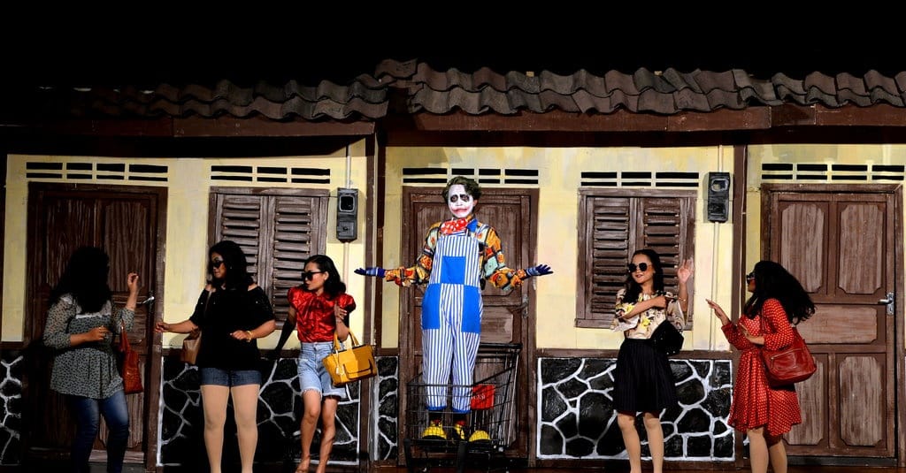10 Contoh Naskah Teater Pendek dengan Tema Beragam
