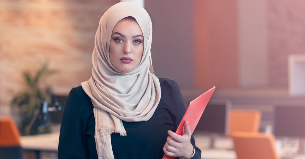 Ide Mix and Match Warna Kerudung yang Cocok dengan Gamis Hitam