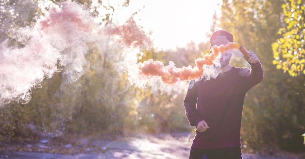 Beda Flare dan Smoke Bomb, Harga, Hingga Cara Pakainya