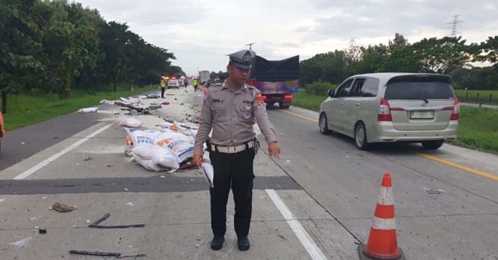 Polisi Olah TKP Kecelakaan Bus PO Handoyo di Tol Cipali