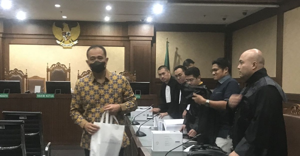 Baca Pleidoi, Rafael Alun Pakai Seragam Batik Kantor DJP Jaksel