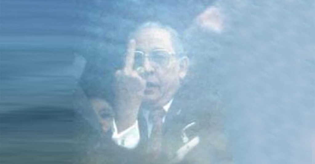 Kisah di Balik Foto Ali Alatas Acungkan Jari Tengah yang Viral