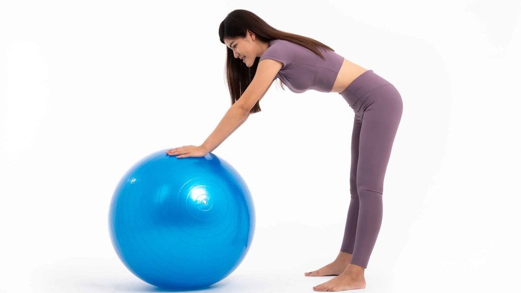 10 Gerakan Pilates untuk Pemula, Apa Bedanya dengan Yoga?