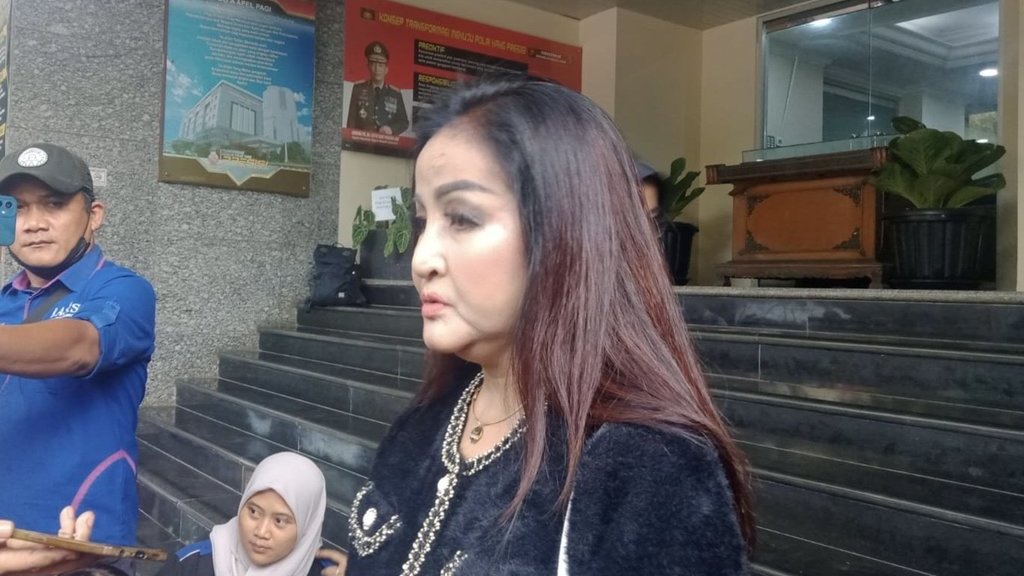 Machica Mochtar Jemput Anaknya yang Ditangkap Polisi karena Demo