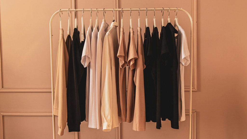 10 Rekomendasi Standing Hanger dan Rak Baju Serbaguna