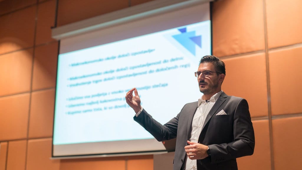 6 Contoh Teks Moderator Presentasi Singkat dan Menarik