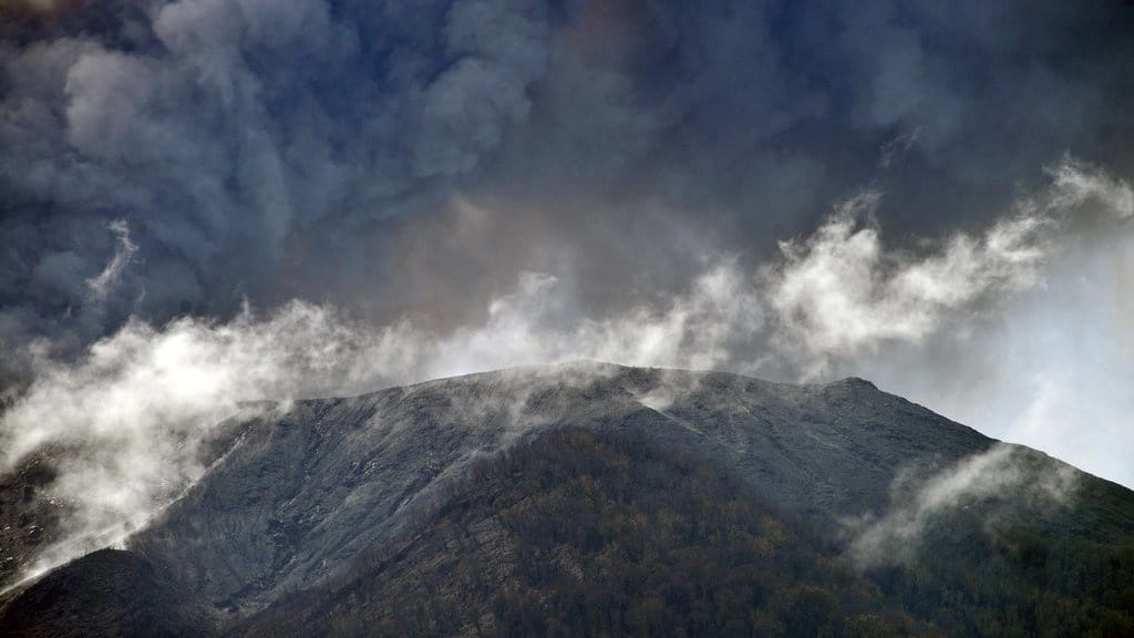 Proses Terjadinya Gunung Meletus, Penyebab, dan Tanda-Tandanya