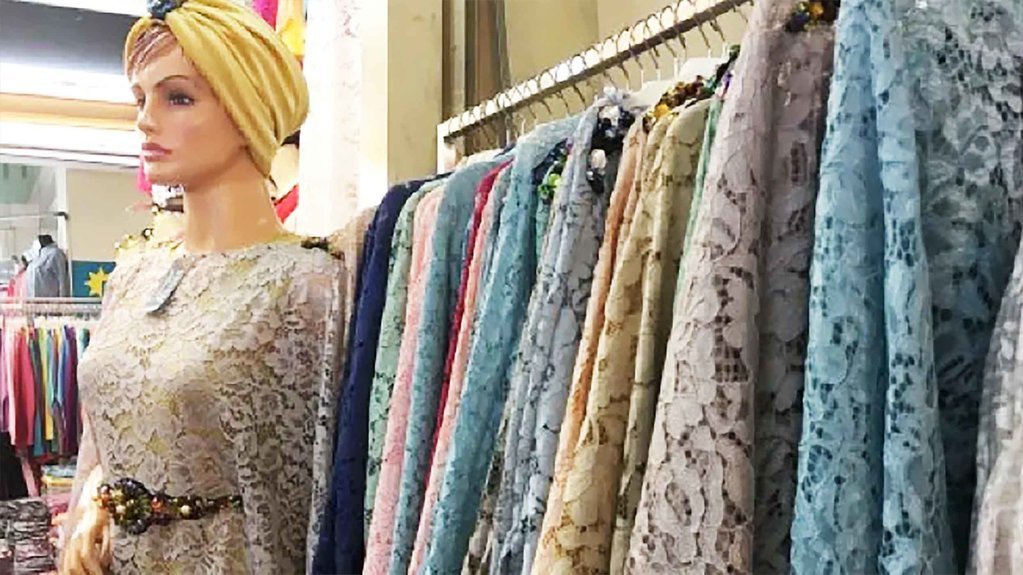 11 Model Gamis Brokat Simple & Elegan untuk Perempuan Plus Size